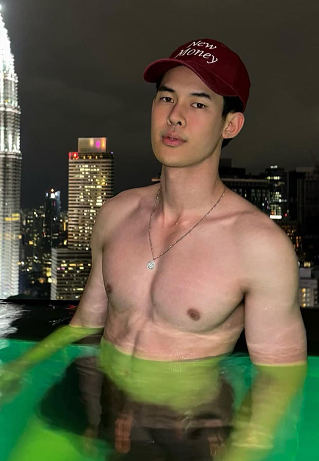 Sukrit Cnw หนุ่มหล่อตี๋ สูงยาวเข่าดี ผิวขาวอมชมพู วัยรุ่นเมกาตัวจริง